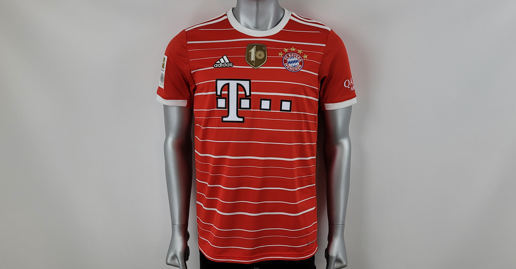 FC Bayern Scorer Jamal Musiala Signs his Jersey