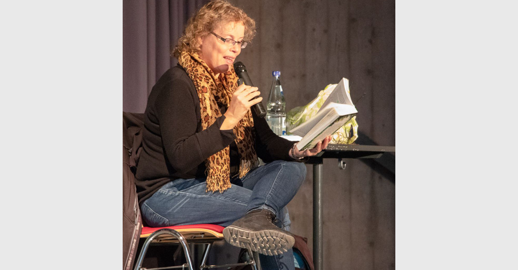 Bestsellerautorin Katja Brandis Liest In Ihrem Wohnzimmer